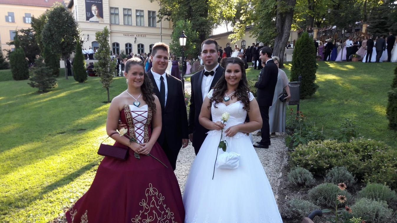 Szolnoki fiatalok is mulattak a füredi Anna-bálon