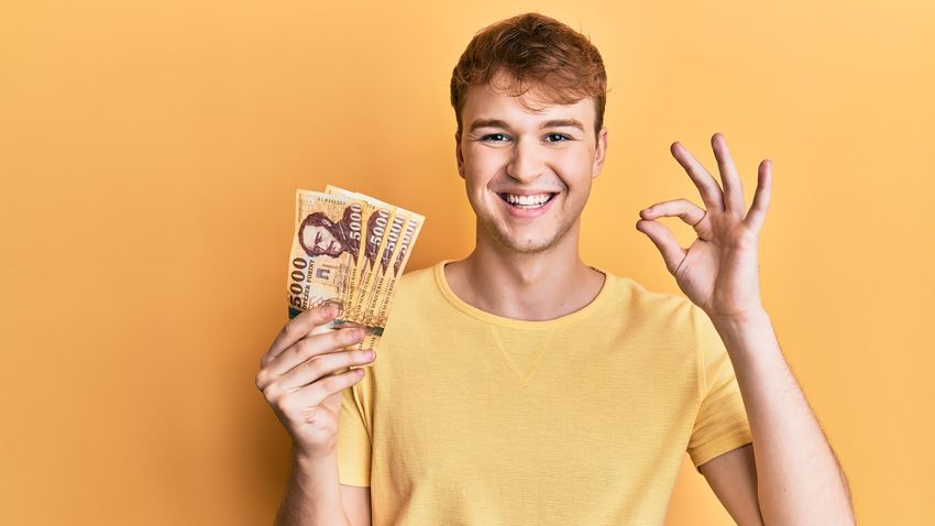 SZOLJON - Havonta több tízezer forint marad a jászkunsági fiatalok zsebében SZOLJON - Havonta több tízezer forint marad a jászkunsági fiatalok zsebében