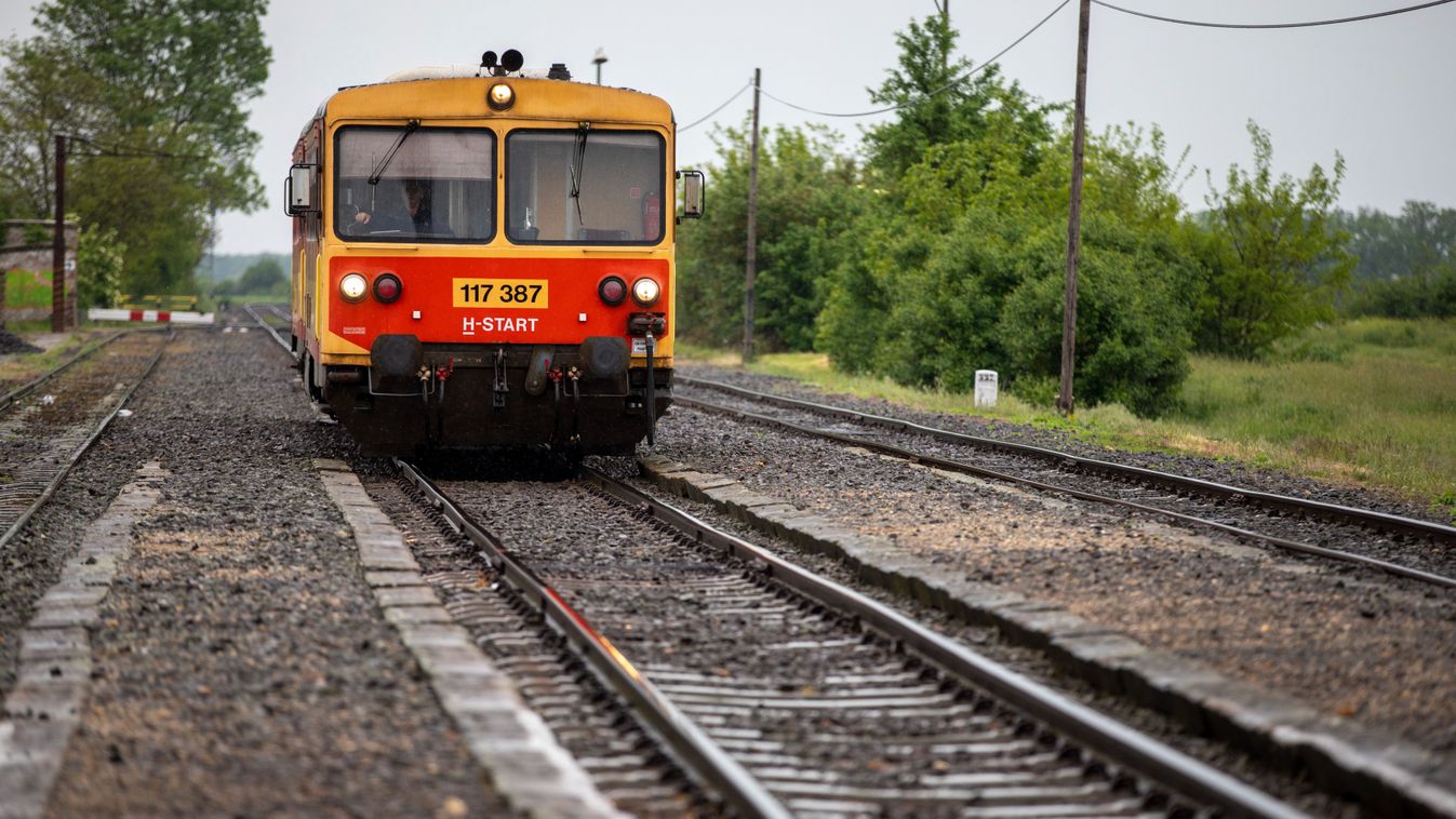 Lerobbant egy vonat Tószegen, vissza kellett vontatni Szolnokra