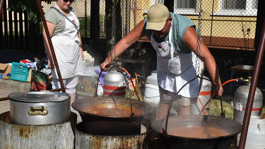 SZOLJON - Kivilágos kivirradtig tartott a buli: diszkó és főzőverseny ...