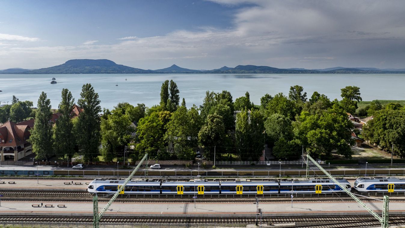 Vitorlás vonat jár Szolnokról a Balatonhoz