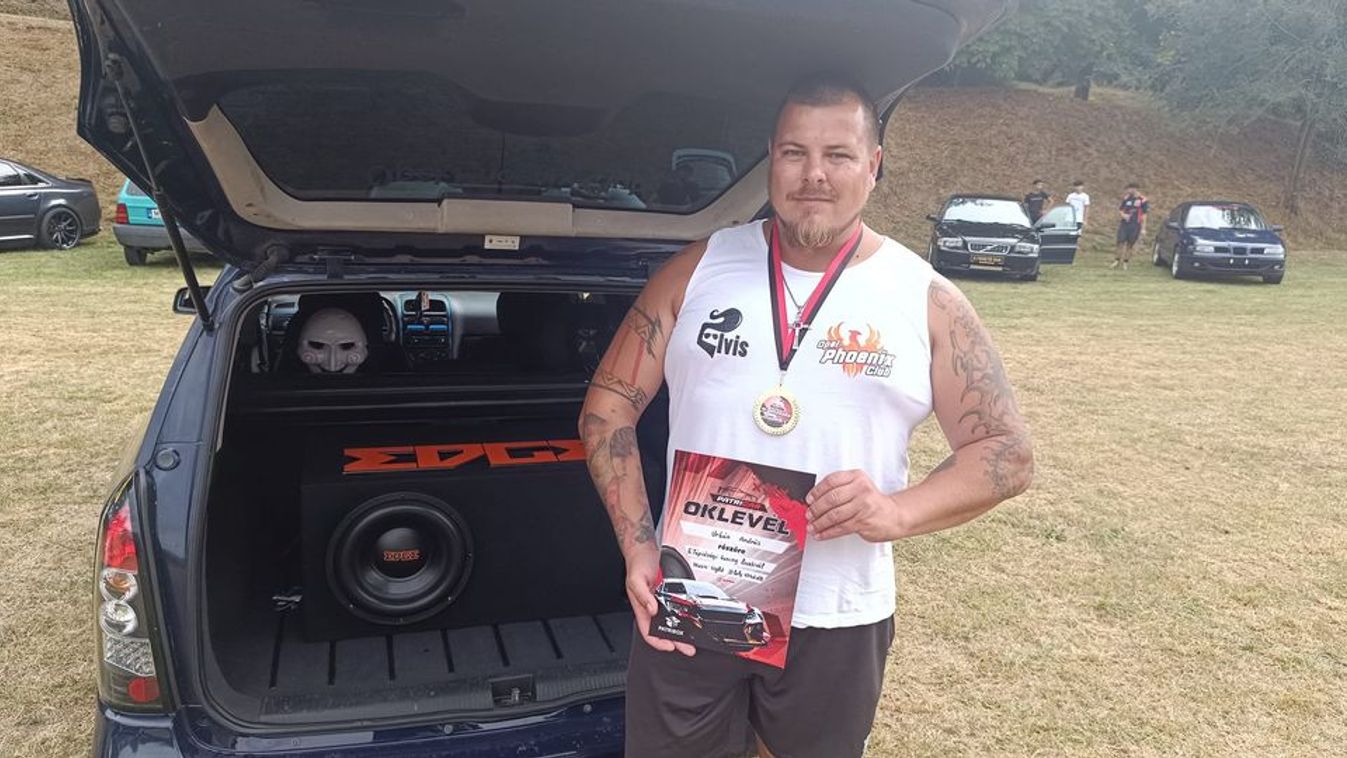 Nem semmi hangerőn döngette autóját Urbán András, még oklevelet is ...