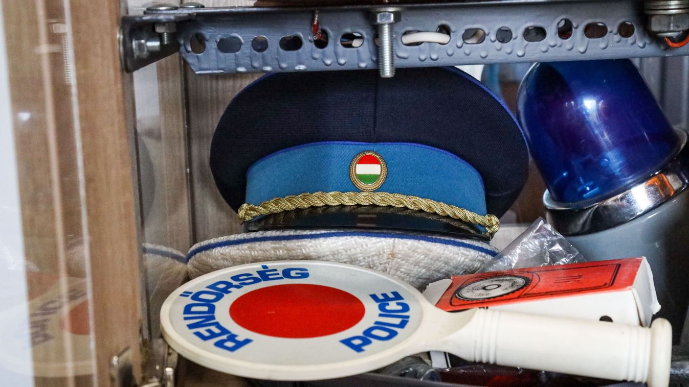 Retró rendőrségi kincsek: egy abonyi magángyűjtemény őrzi a múltat