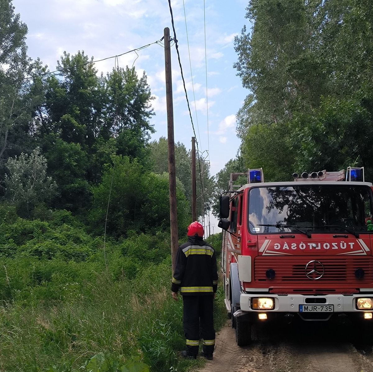 Szélvihar kerekedett, ami Nagykörűnél egy villanyvezetéket is leszakított