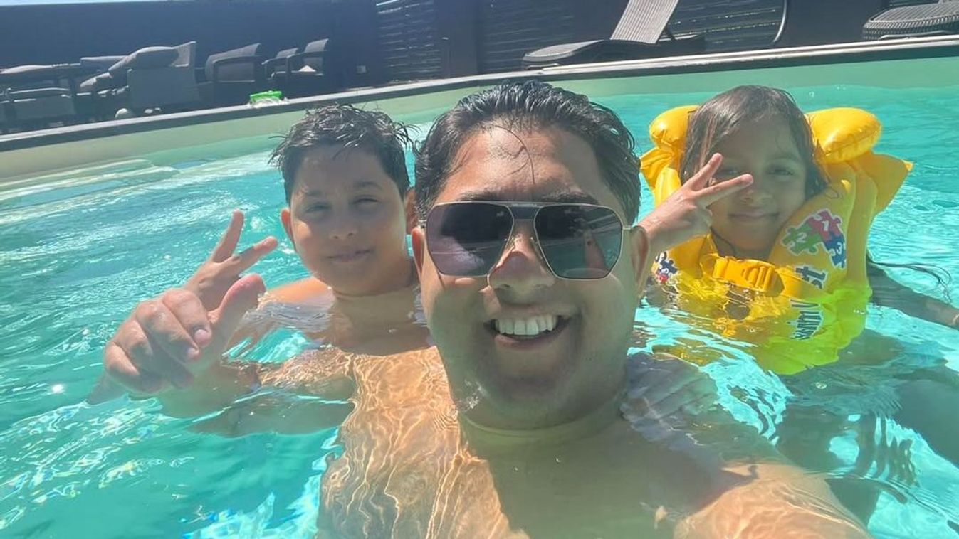 Vízparton lazított Kis Grófo