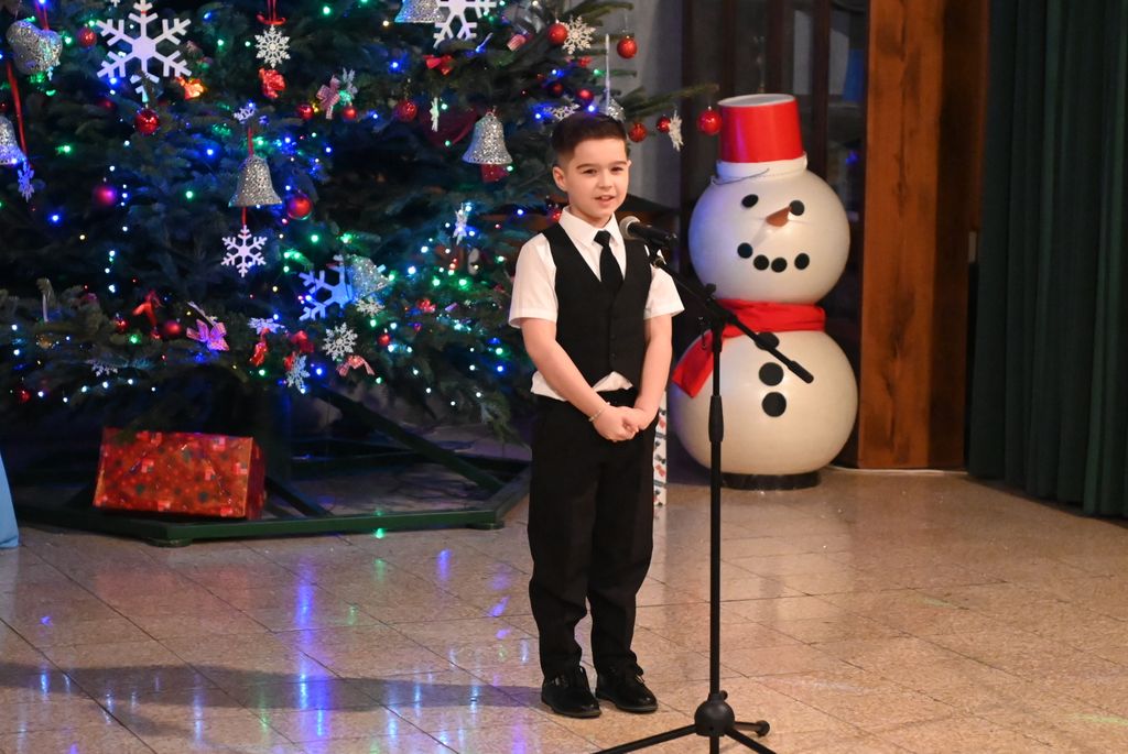 Karácsonyi ünnepség a Kőrösiben: hagyományos és modern műsor a diákokkal