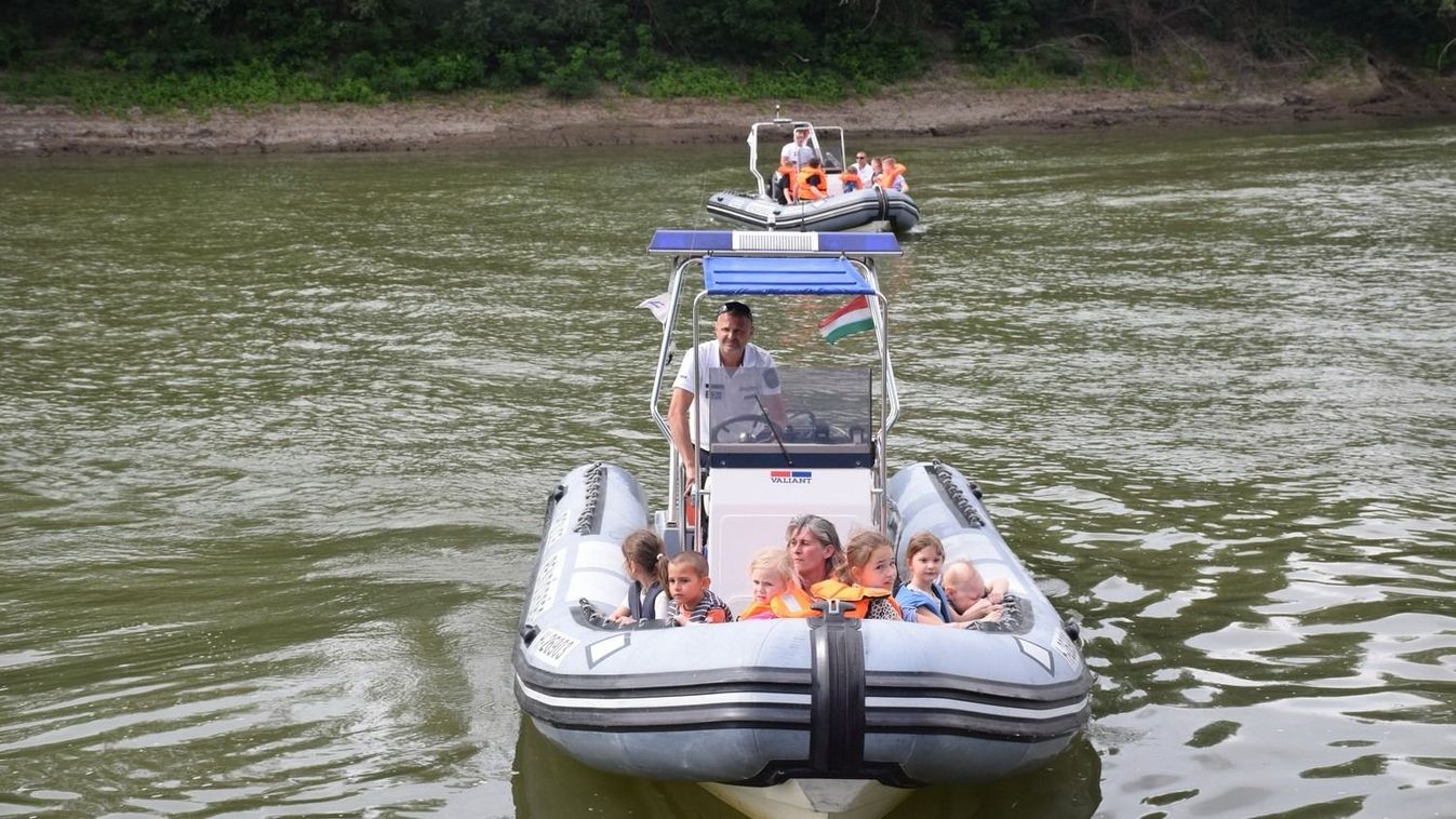 Rendőrhajóval szelték a Tiszát a szolnoki gyerekek