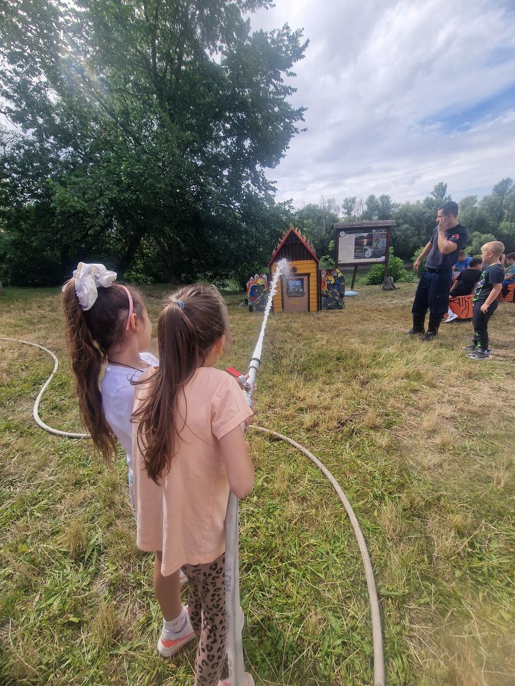 Rendőrhajóval szelték a Tiszát a szolnoki gyerekek